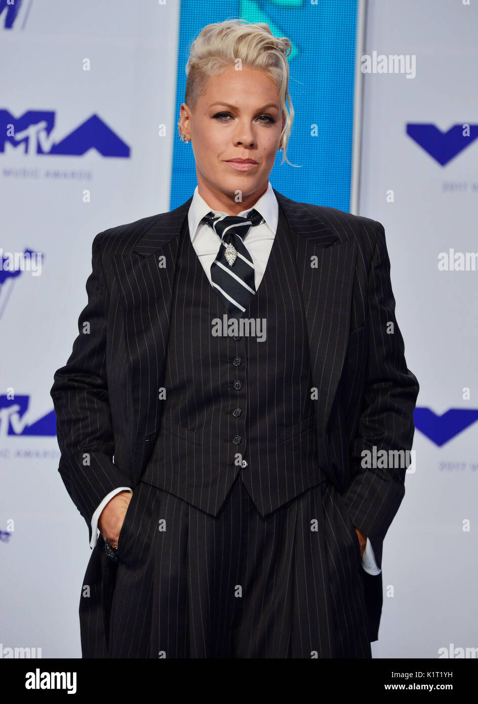a Pink 035 arriving at the MTV VMA 2017 ( Music Awards ) at the Great ...