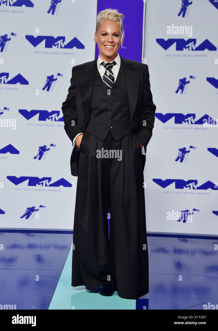 Vma awards pink hi-res stock photography and images - Alamy