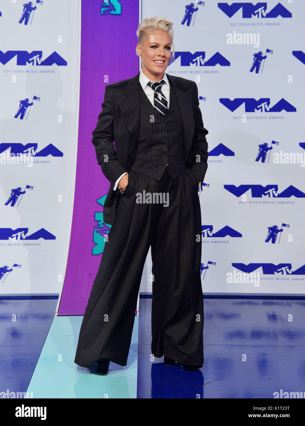 Vma awards pink hi-res stock photography and images - Alamy