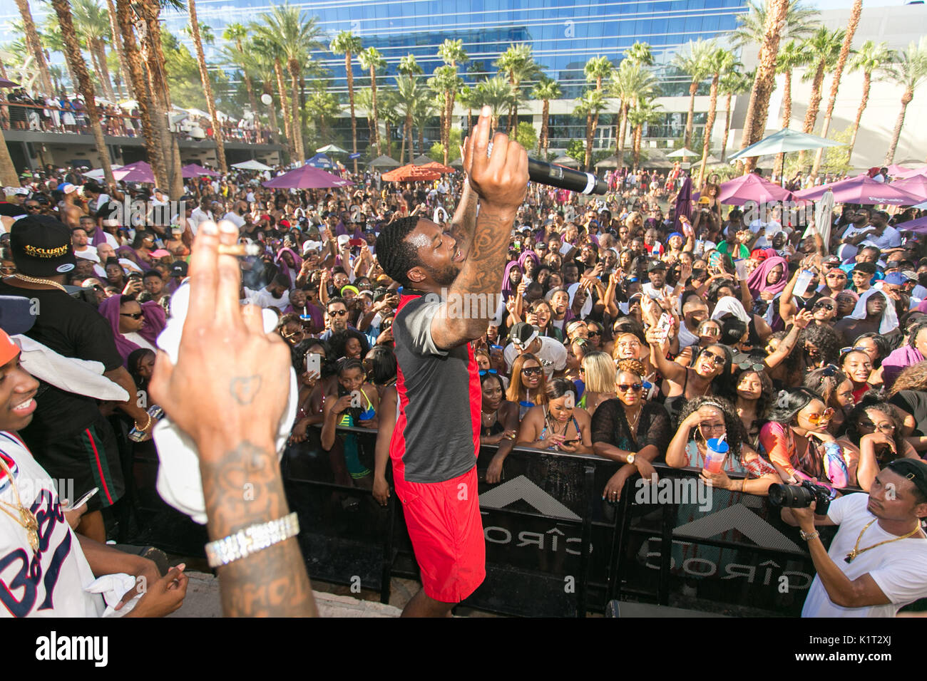 Las Vegas, NV, USA. 27th Aug, 2017. MEEK MILL performs at REHAB Pool ...