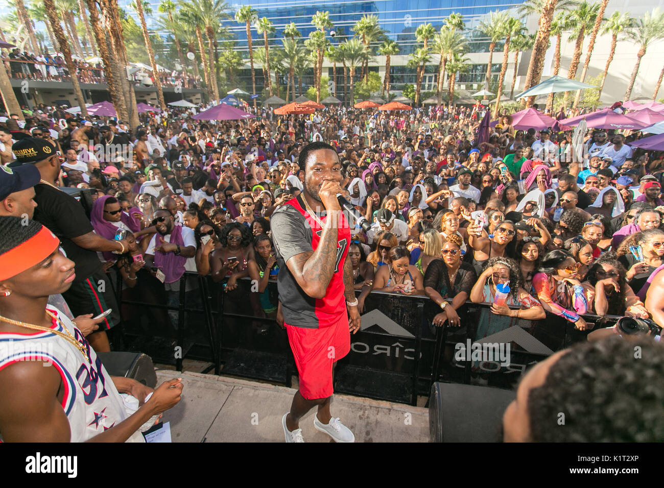 Las Vegas, NV, USA. 27th Aug, 2017. MEEK MILL performs at REHAB Pool ...