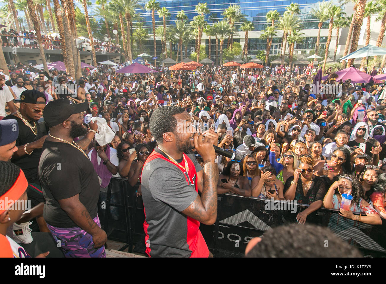 Las Vegas, NV, USA. 27th Aug, 2017. MEEK MILL performs at REHAB Pool ...