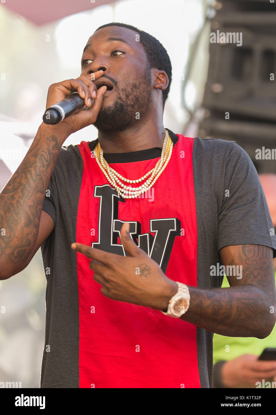 Las Vegas, NV, USA. 27th Aug, 2017. MEEK MILL performs at REHAB Pool ...