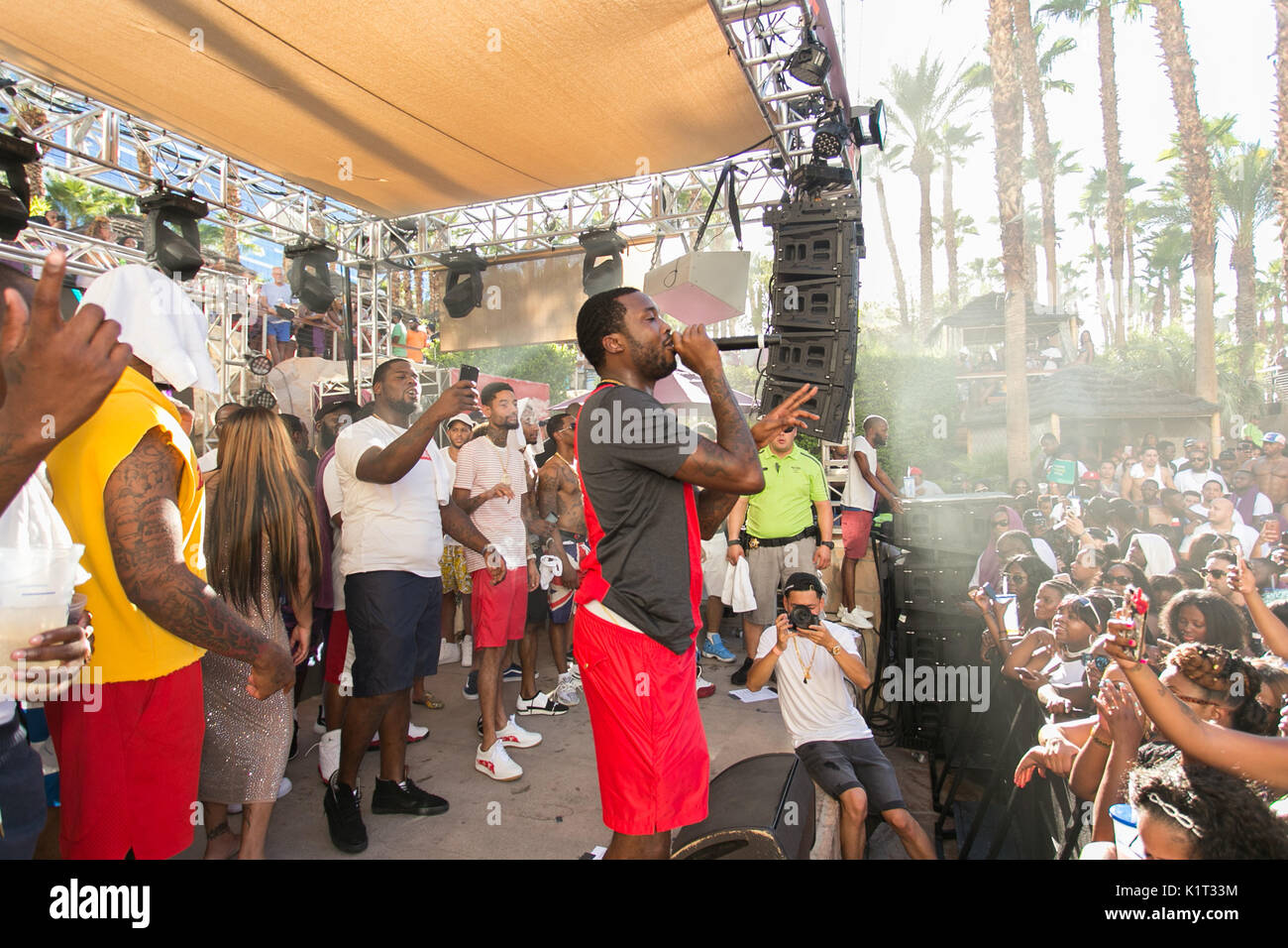 Las Vegas, NV, USA. 27th Aug, 2017. MEEK MILL performs at REHAB Pool ...