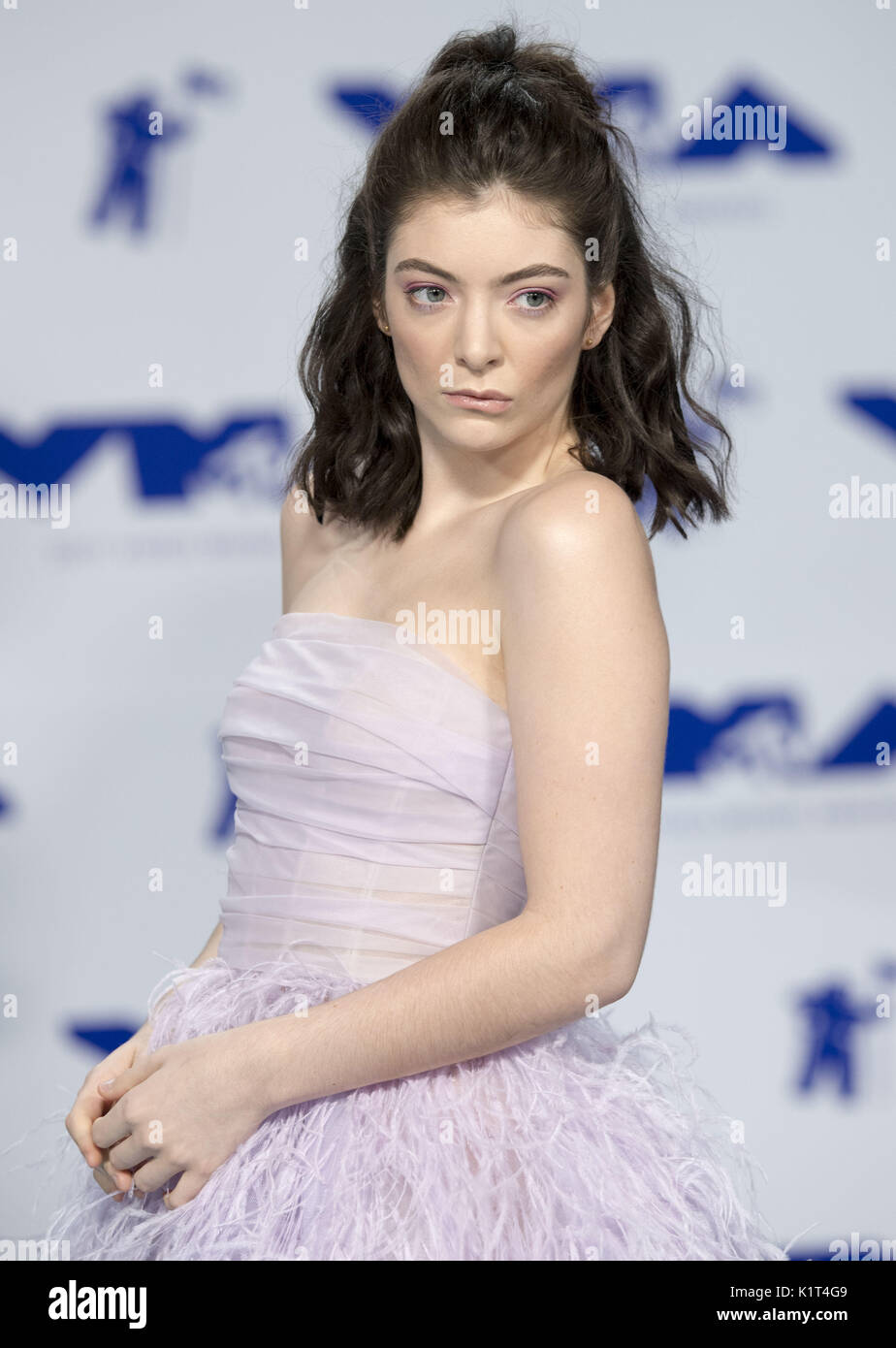 Lorde red carpet hi-res stock photography and images - Alamy