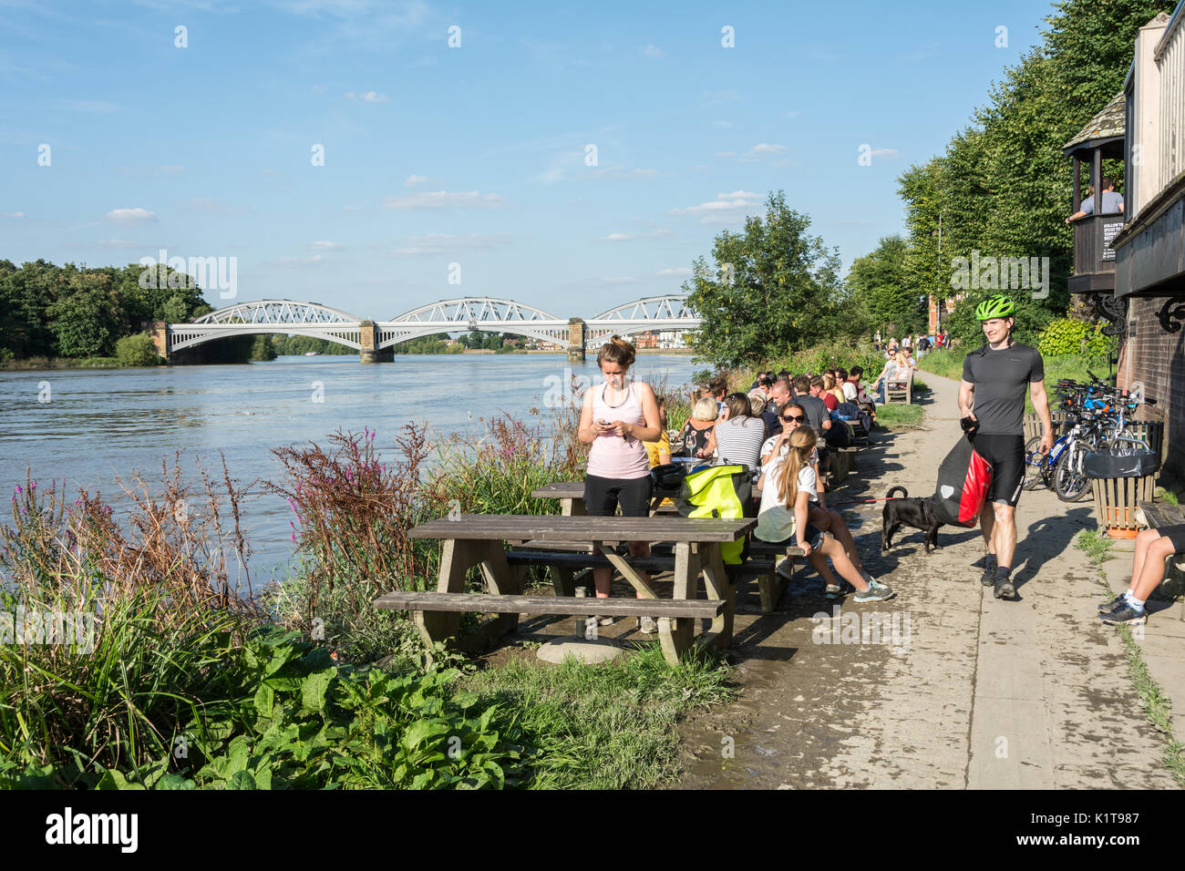 The bridge pub barnes hi-res stock photography and images - Alamy