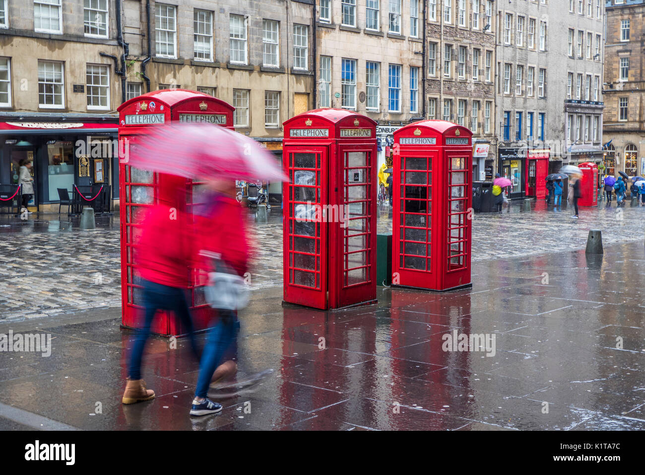 Red umbrella scotland hi-res stock photography and images - Alamy