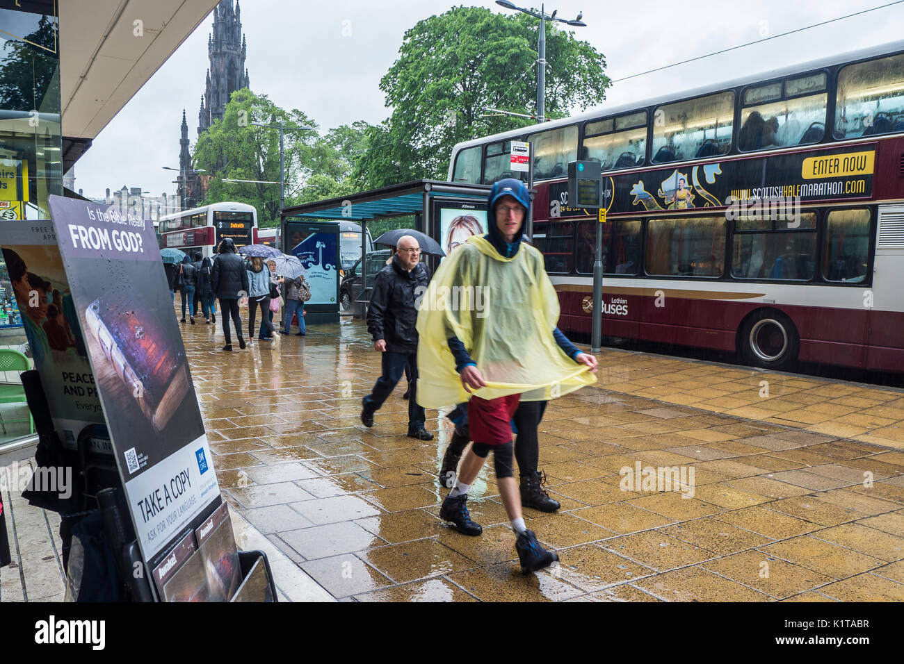 Wet street in edinburgh hi-res stock photography and images - Alamy