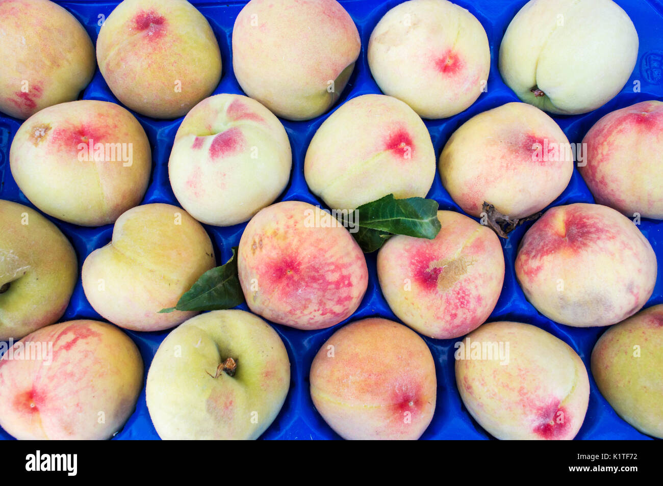 Bunch of fresh peaches in a fruit box on the market Stock Photo - Alamy