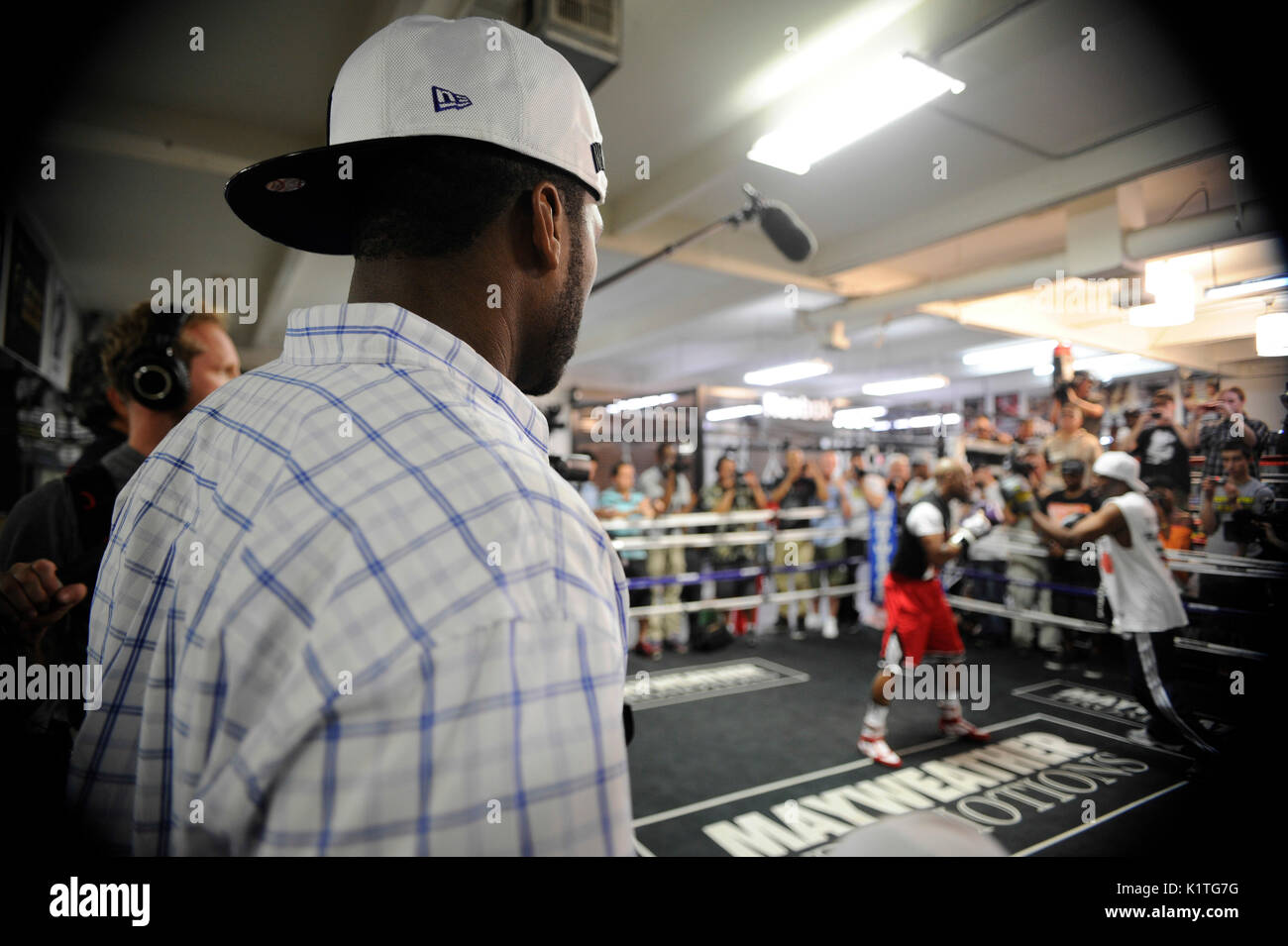 Curtis "50 Cent" Jackson watches as Boxer Floyd Mayweather Jr. trains ...