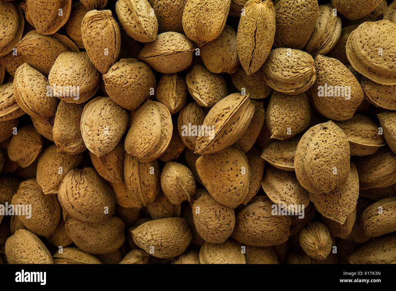 Almonds texture. Almonds background. almonds with hull Stock Photo - Alamy