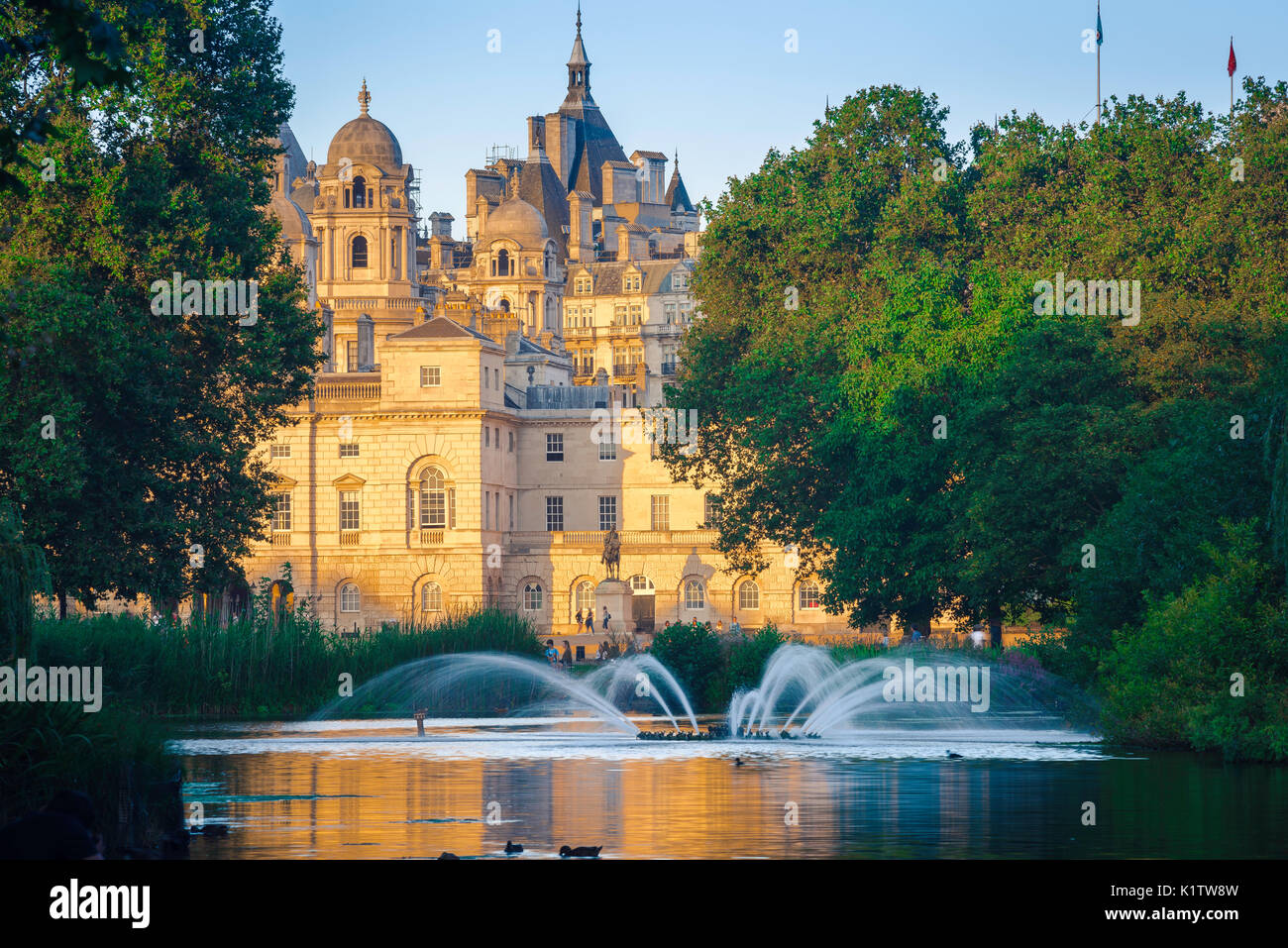 St. james park london hi-res stock photography and images - Alamy