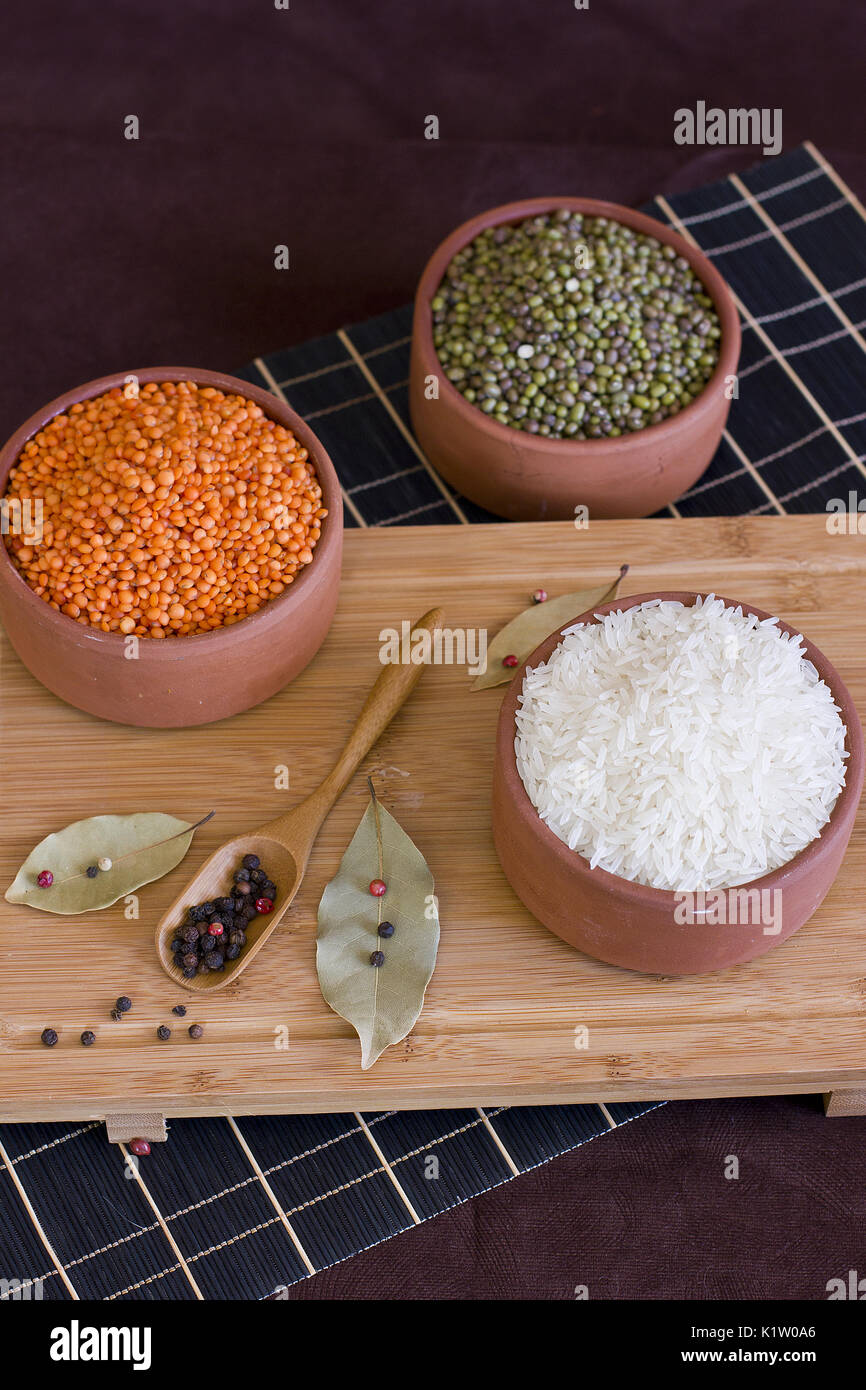 White rice with bay leaf hi-res stock photography and images - Alamy