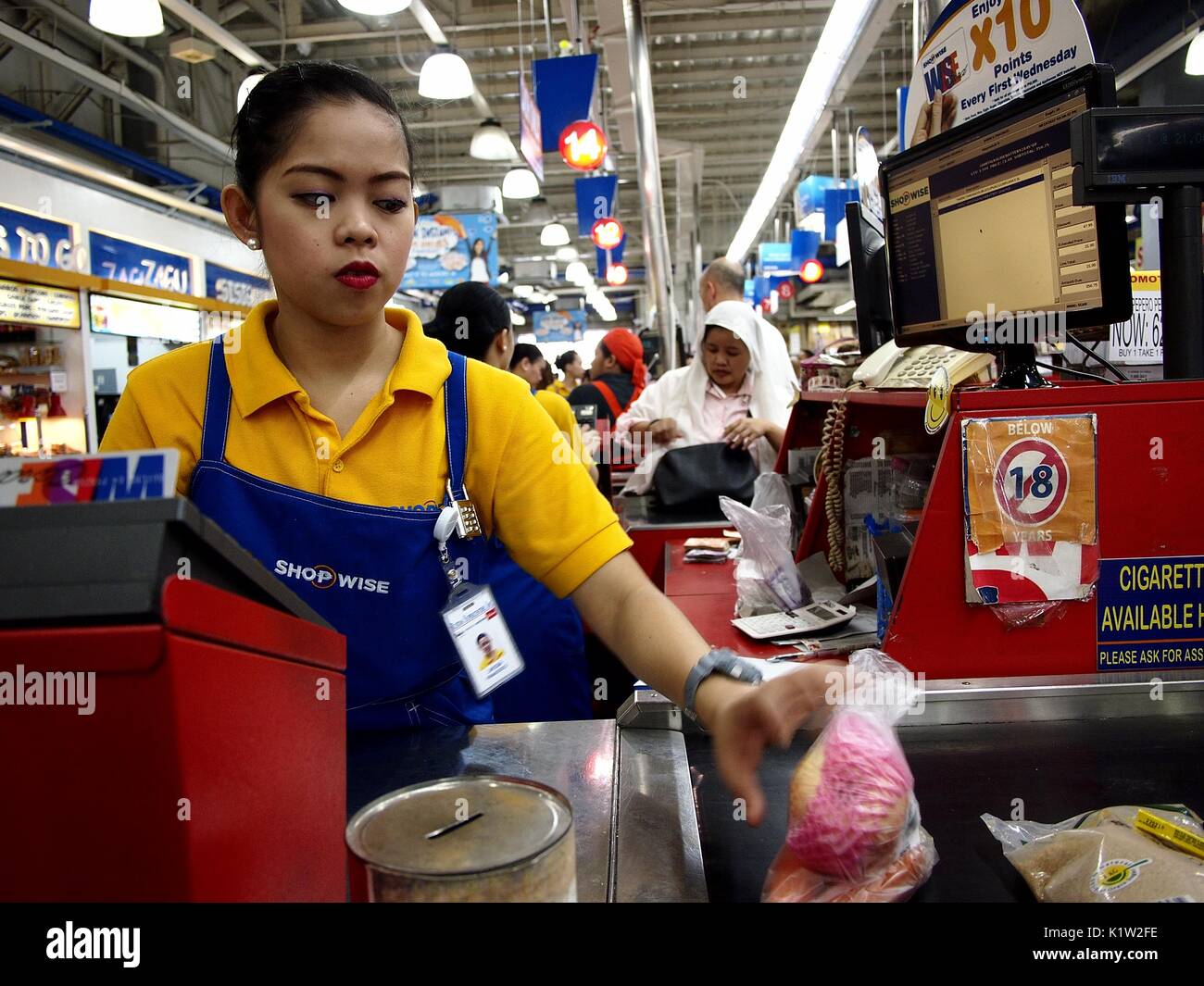 Cashier grocery store female hi-res stock photography and images - Alamy