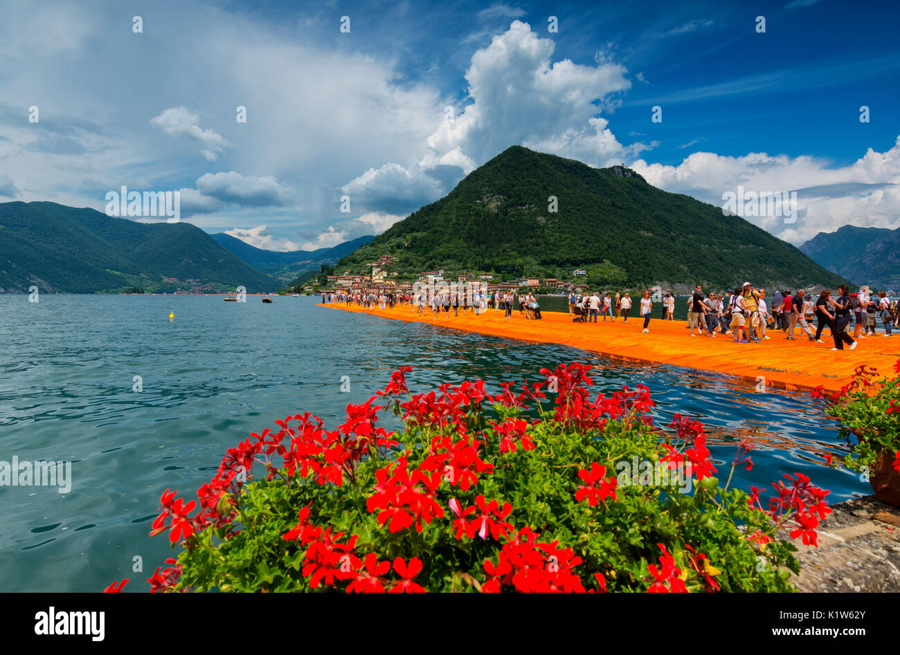 Italy the floating piers hi-res stock photography and images - Alamy