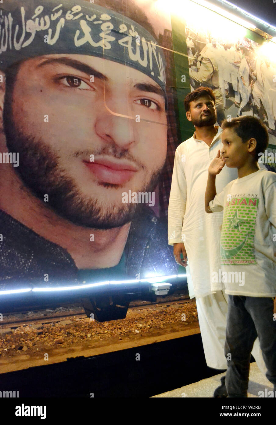 Hyderabad, Pakistan. 27th Aug, 2017. A child salute the photo of Burhan ...