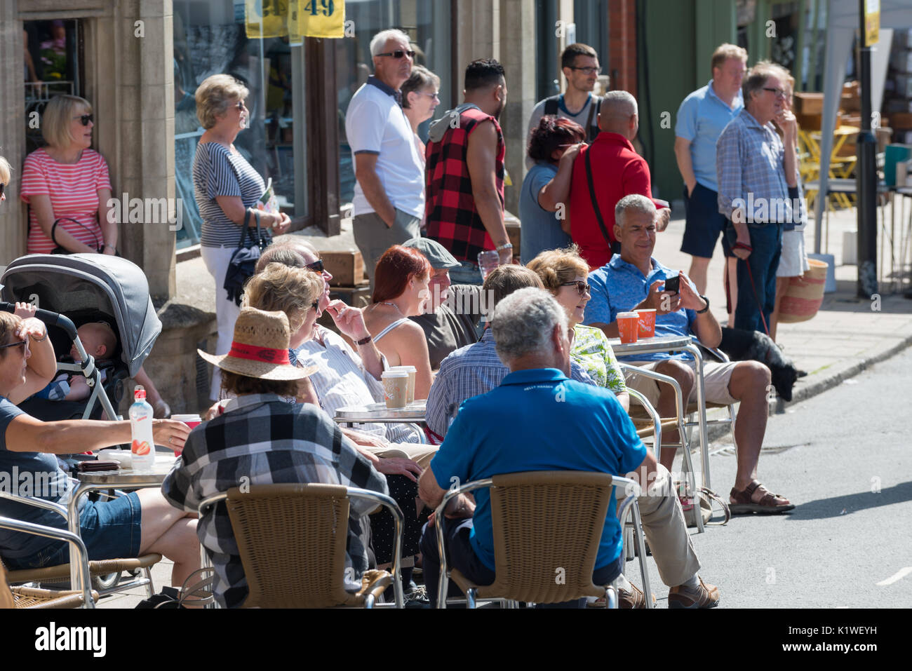 People relaxing outdoor coffee shop hi-res stock photography and images ...