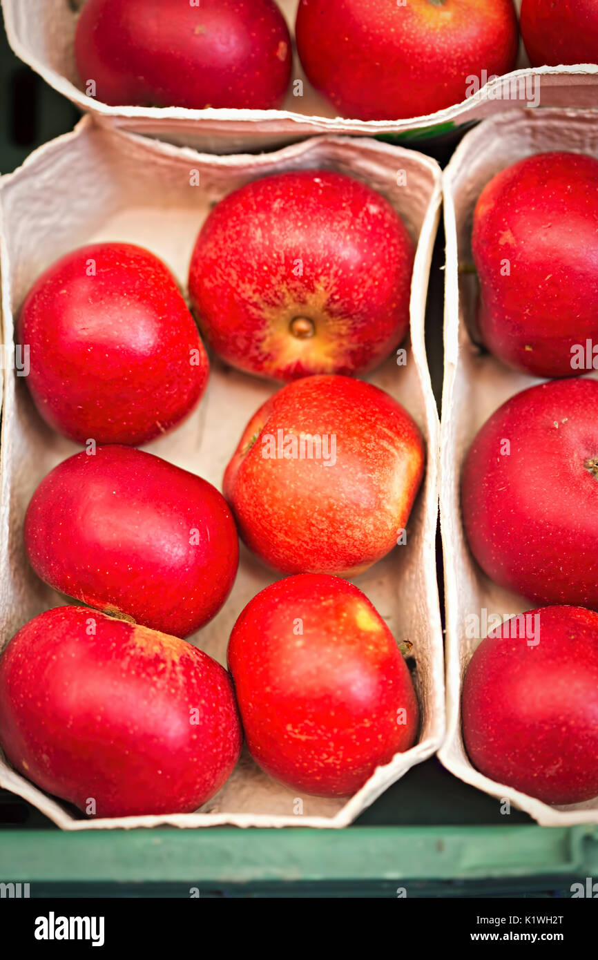 Red apples in carton boxes Stock Photo - Alamy