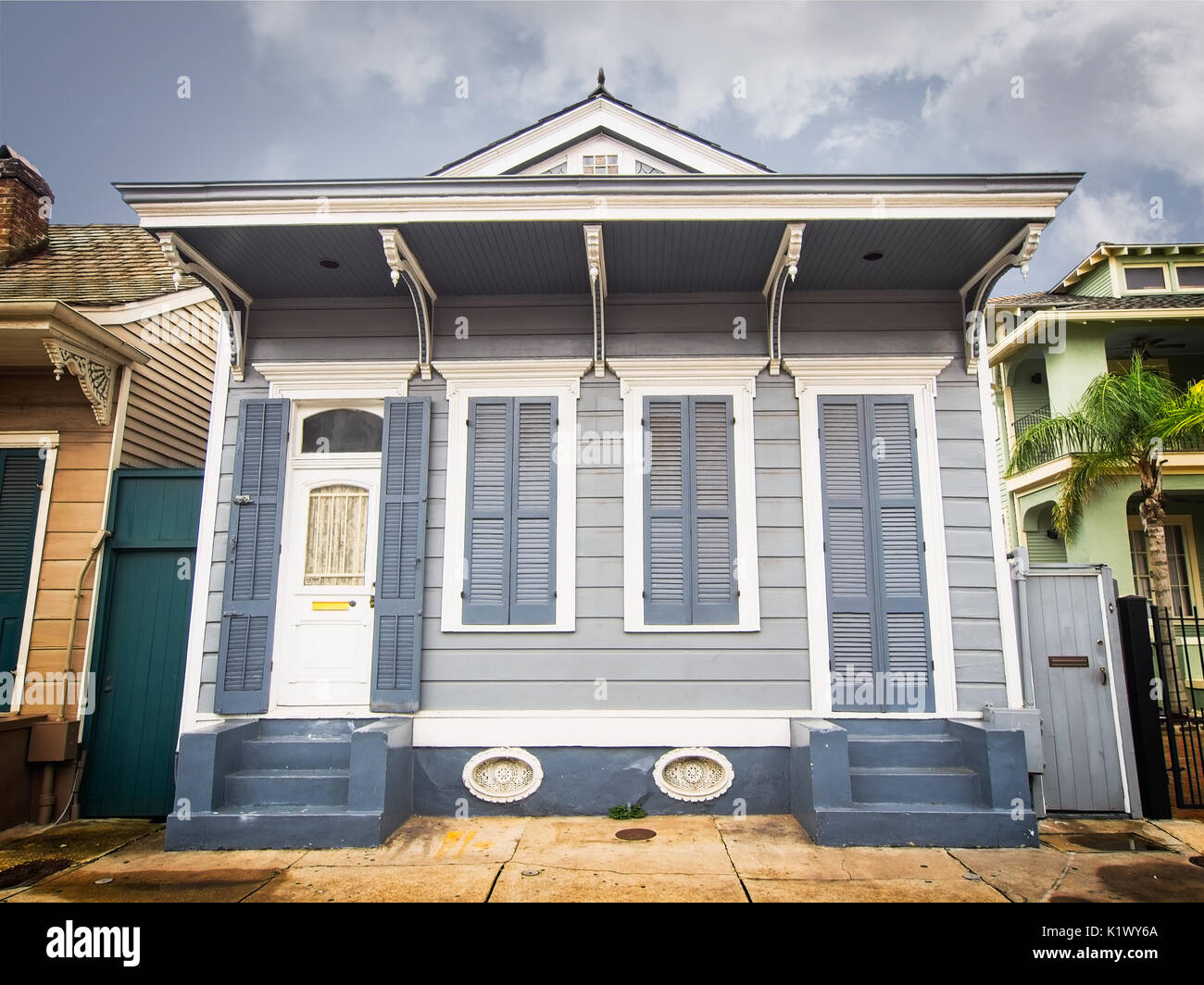 Old gray house hi-res stock photography and images - Alamy