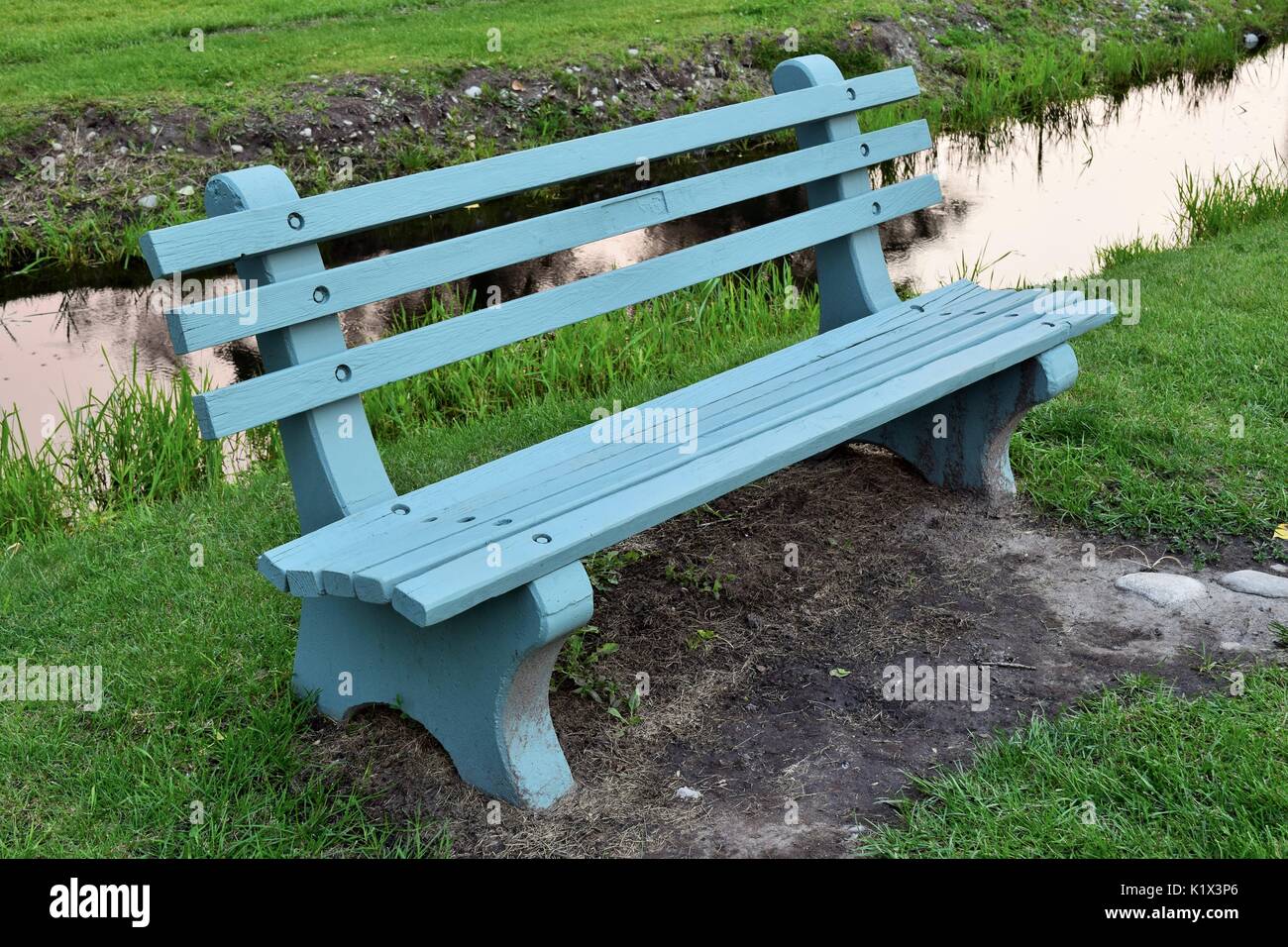 Light blue garden bench hi-res stock photography and images - Alamy