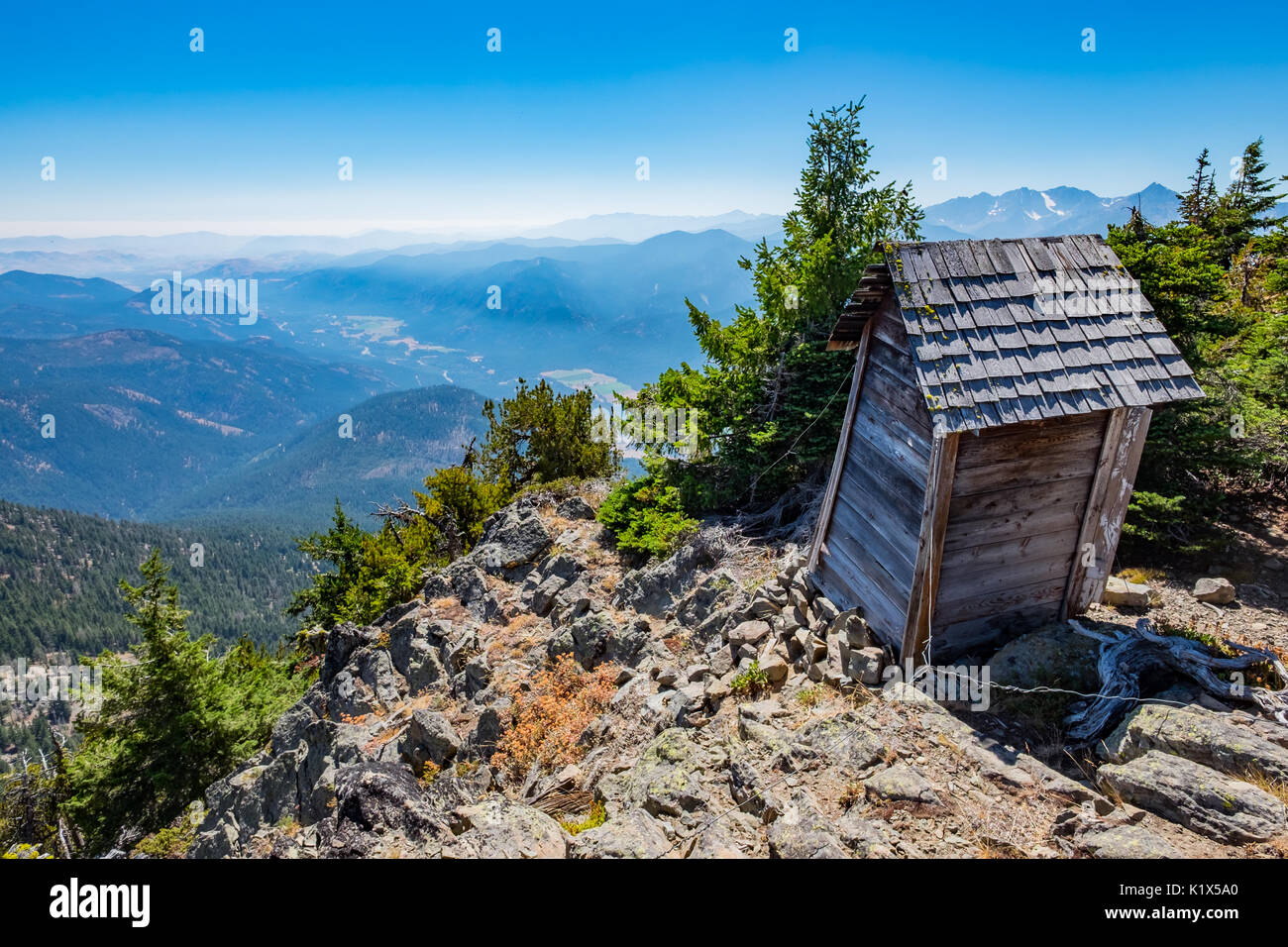 Outhouse on the edge, mountain-top privy in the North Cascades Stock ...
