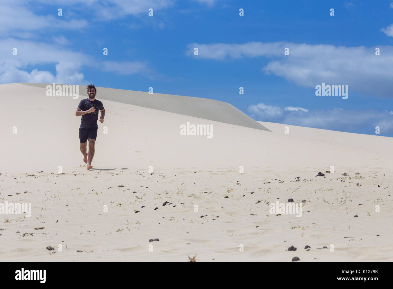 Man running desert hi-res stock photography and images - Alamy