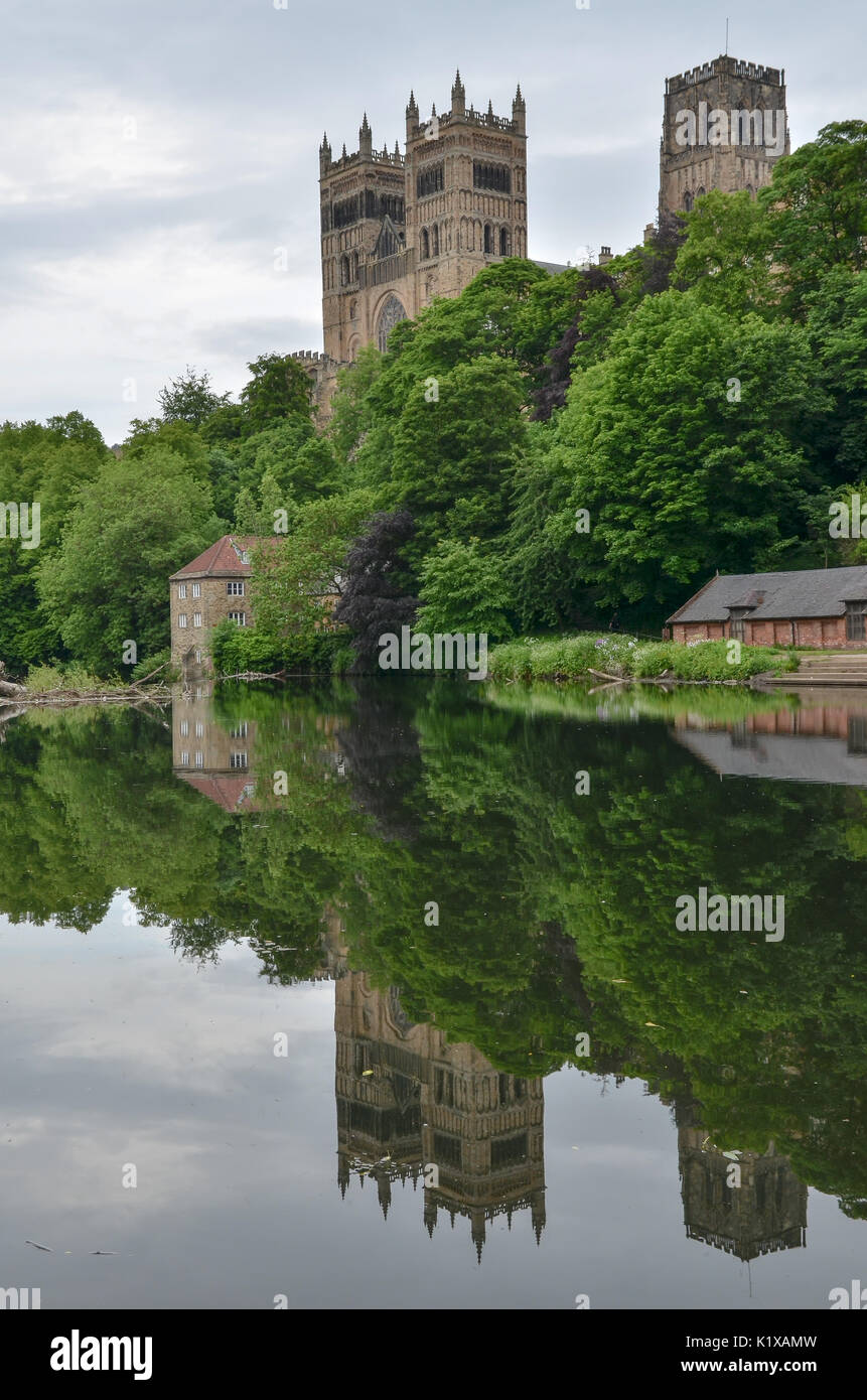 Durham cathedral, bridge and boat house from the riverside Stock Photo ...