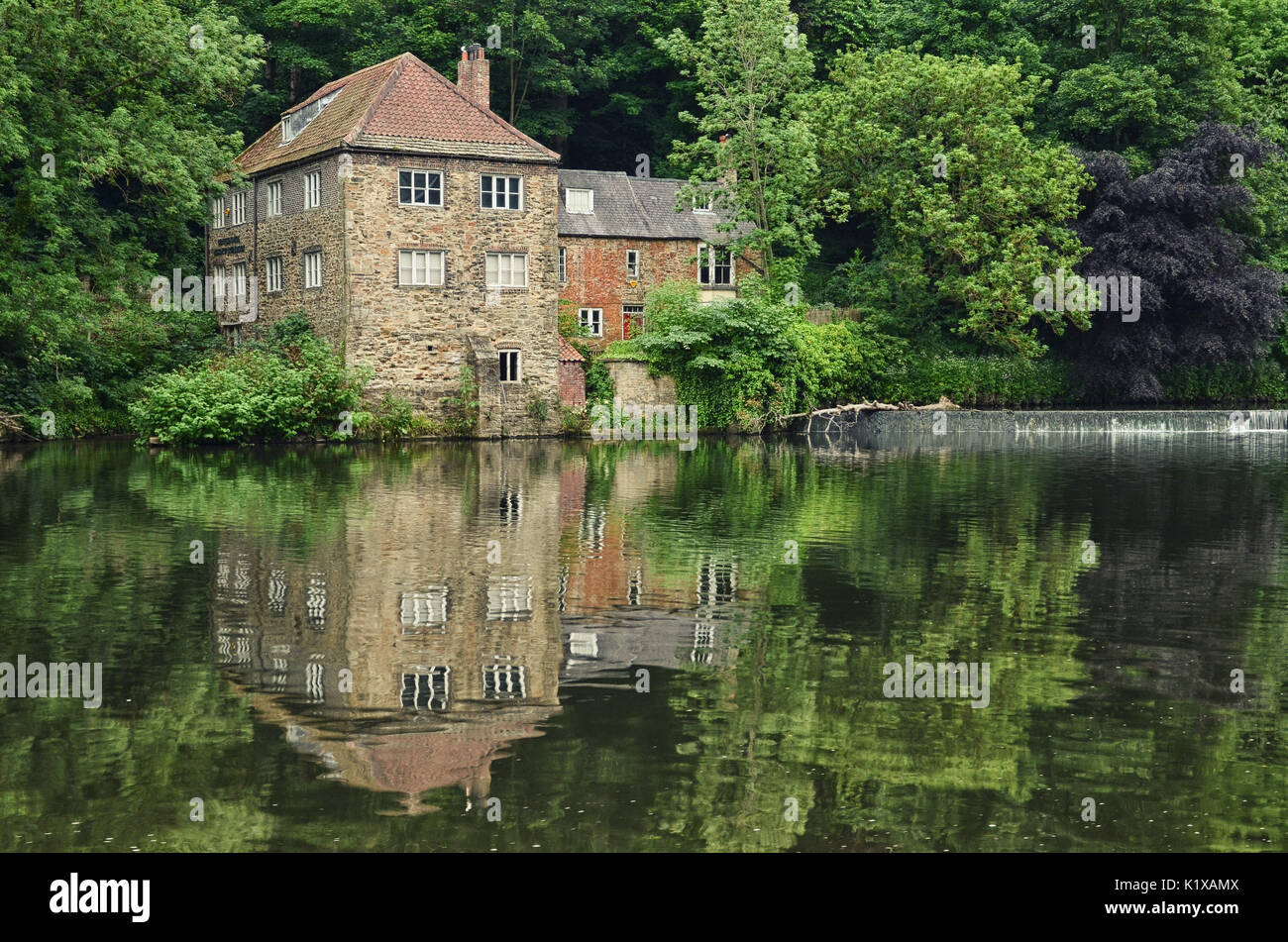 Durham cathedral, bridge and boat house from the riverside Stock Photo ...