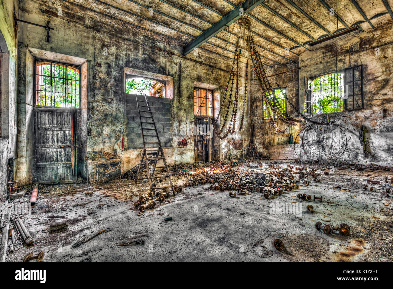 Empty factory hall hi-res stock photography and images - Alamy