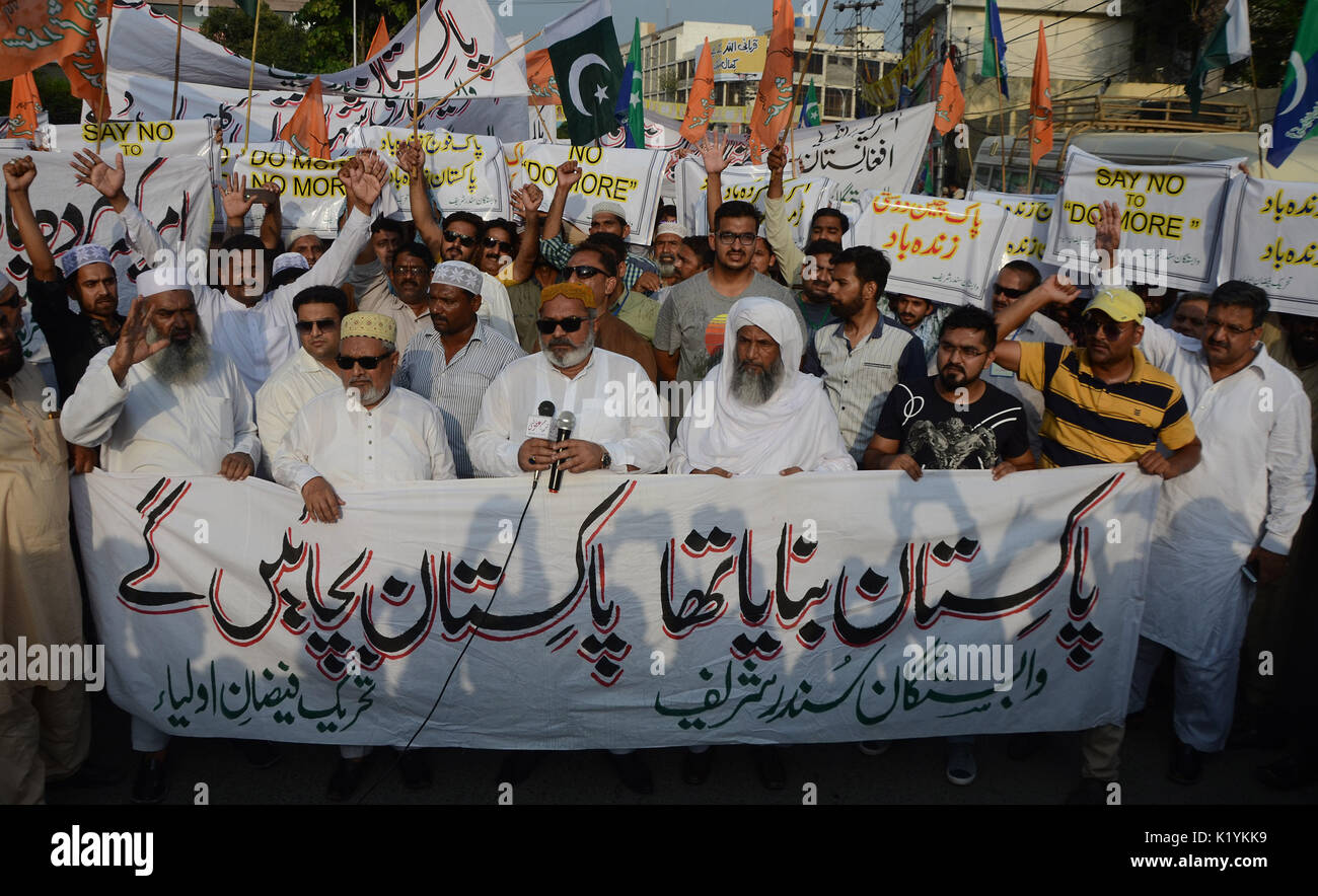 Lahore, Pakistan. 28th Aug, 2017. Pakistani activists of a religious ...
