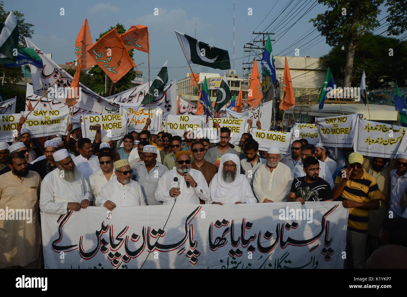 Lahore, Pakistan. 28th Aug, 2017. Pakistani activists of a religious ...