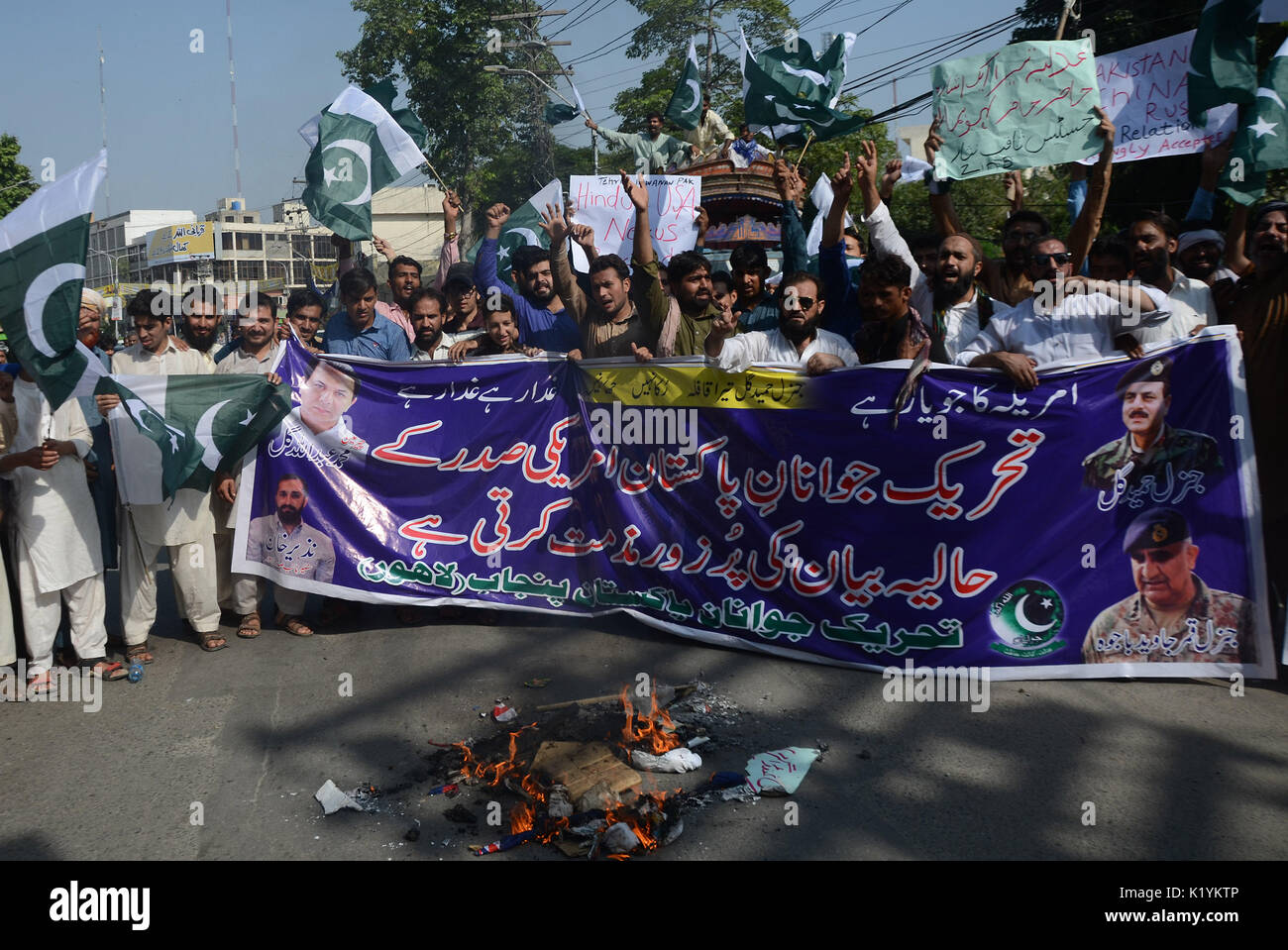 Lahore, Pakistan. 28th Aug, 2017. Pakistani activists of Tehreek-e ...