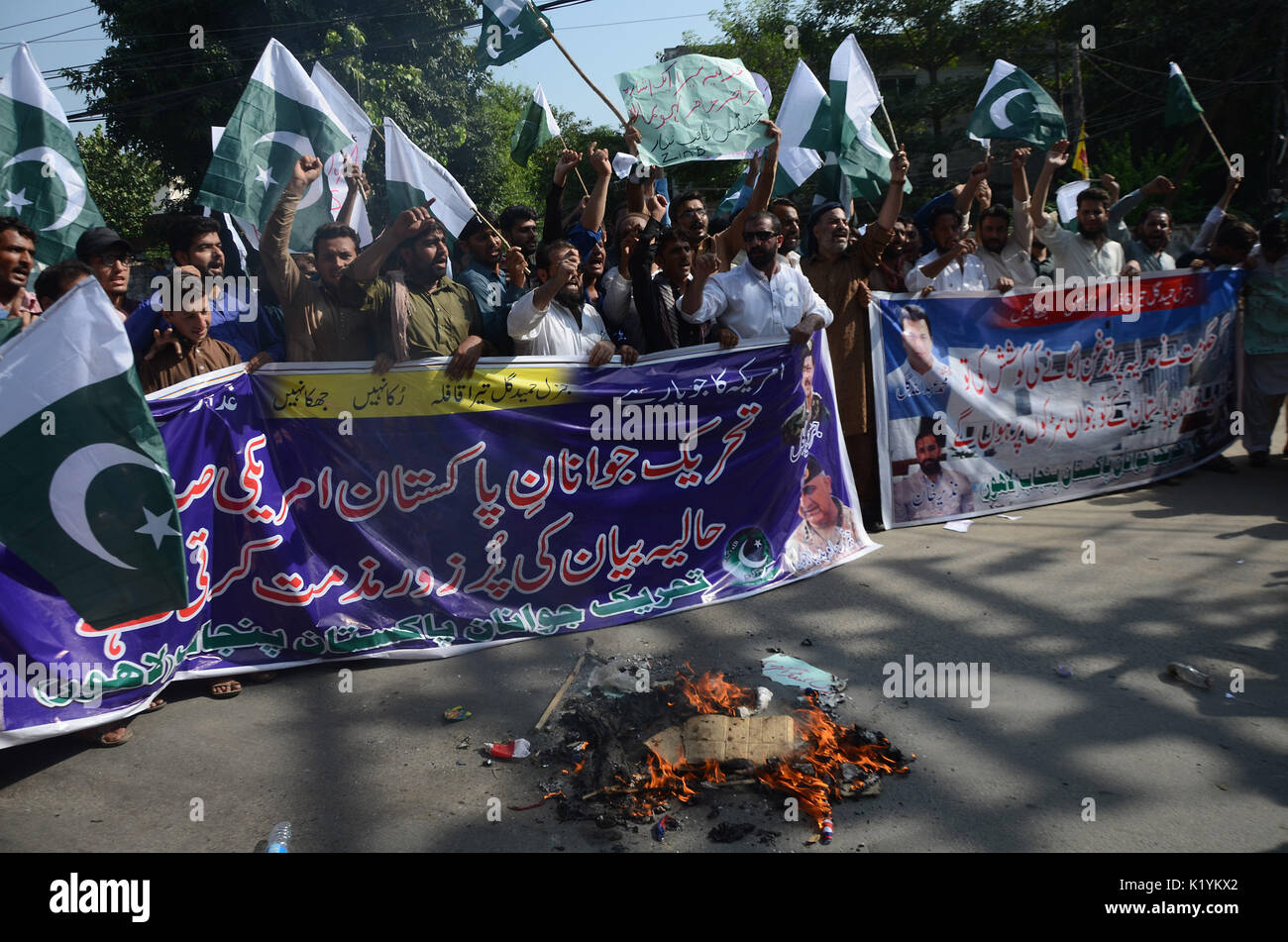 Lahore, Pakistan. 28th Aug, 2017. Pakistani activists of Tehreek-e ...