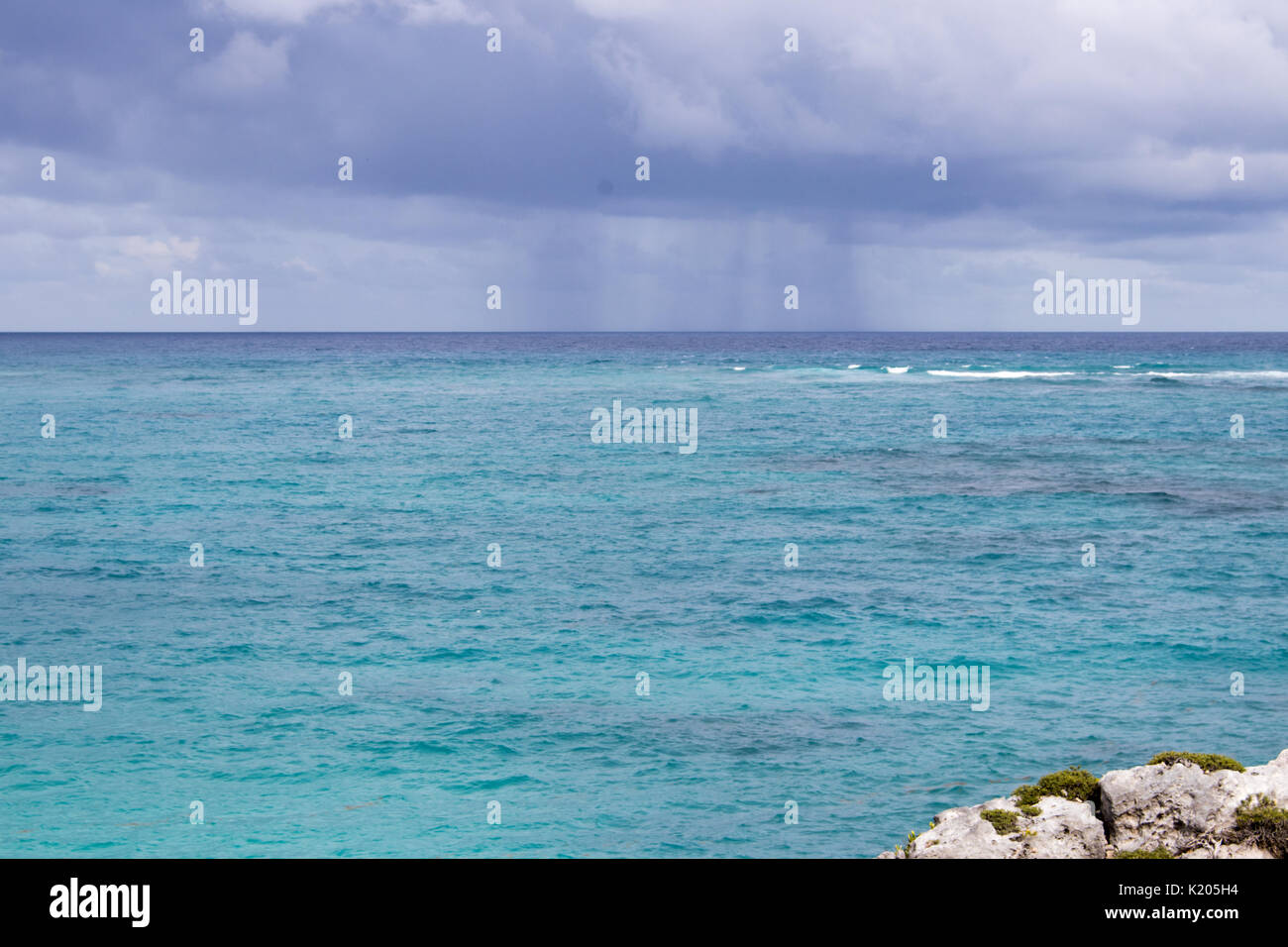 Vivid blue ocean hi-res stock photography and images - Alamy