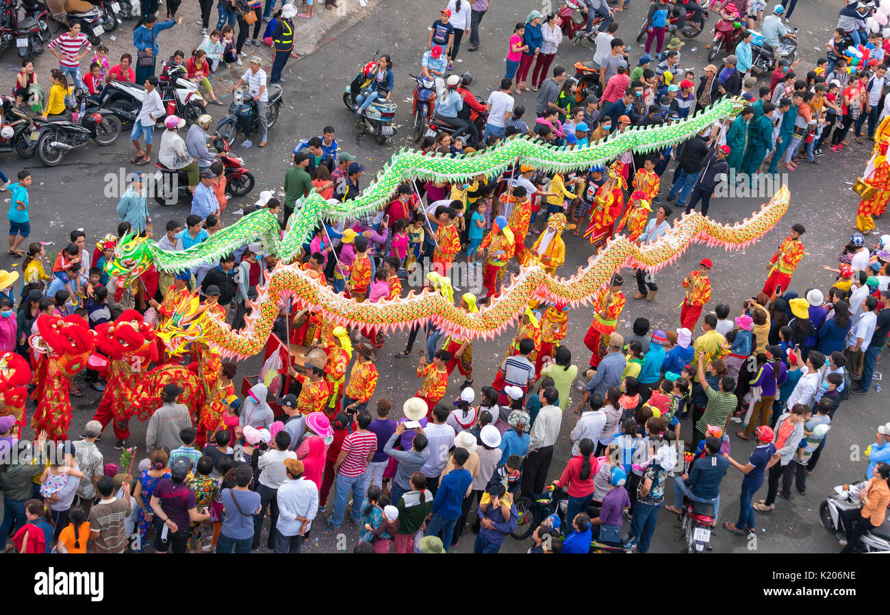 Chinese dragon dance in motion hi-res stock photography and images - Alamy