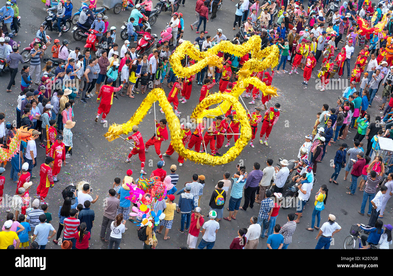 Chinese dragon dance in motion hi-res stock photography and images - Alamy