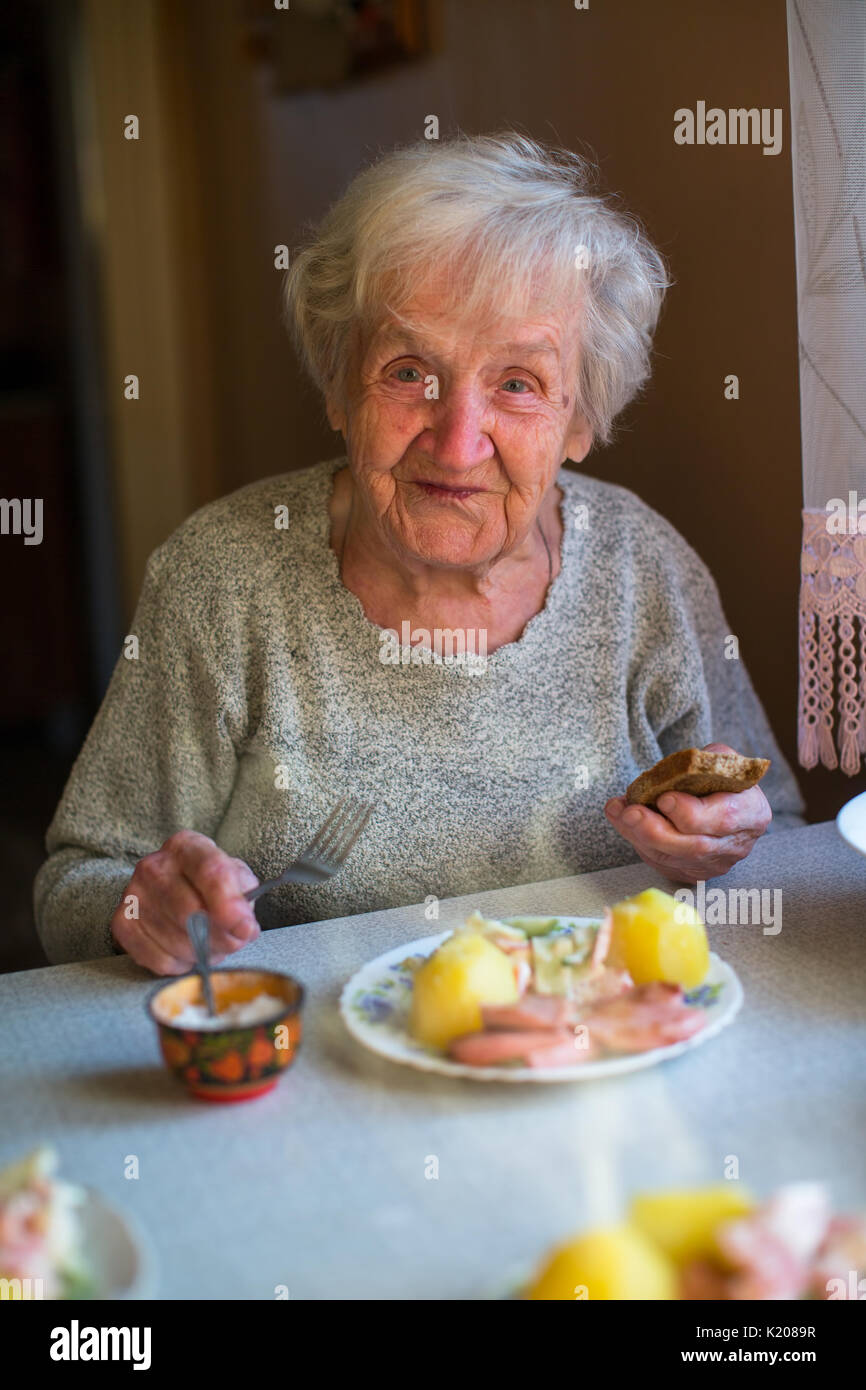 Hispanic family sitting table eating hi-res stock photography and ...