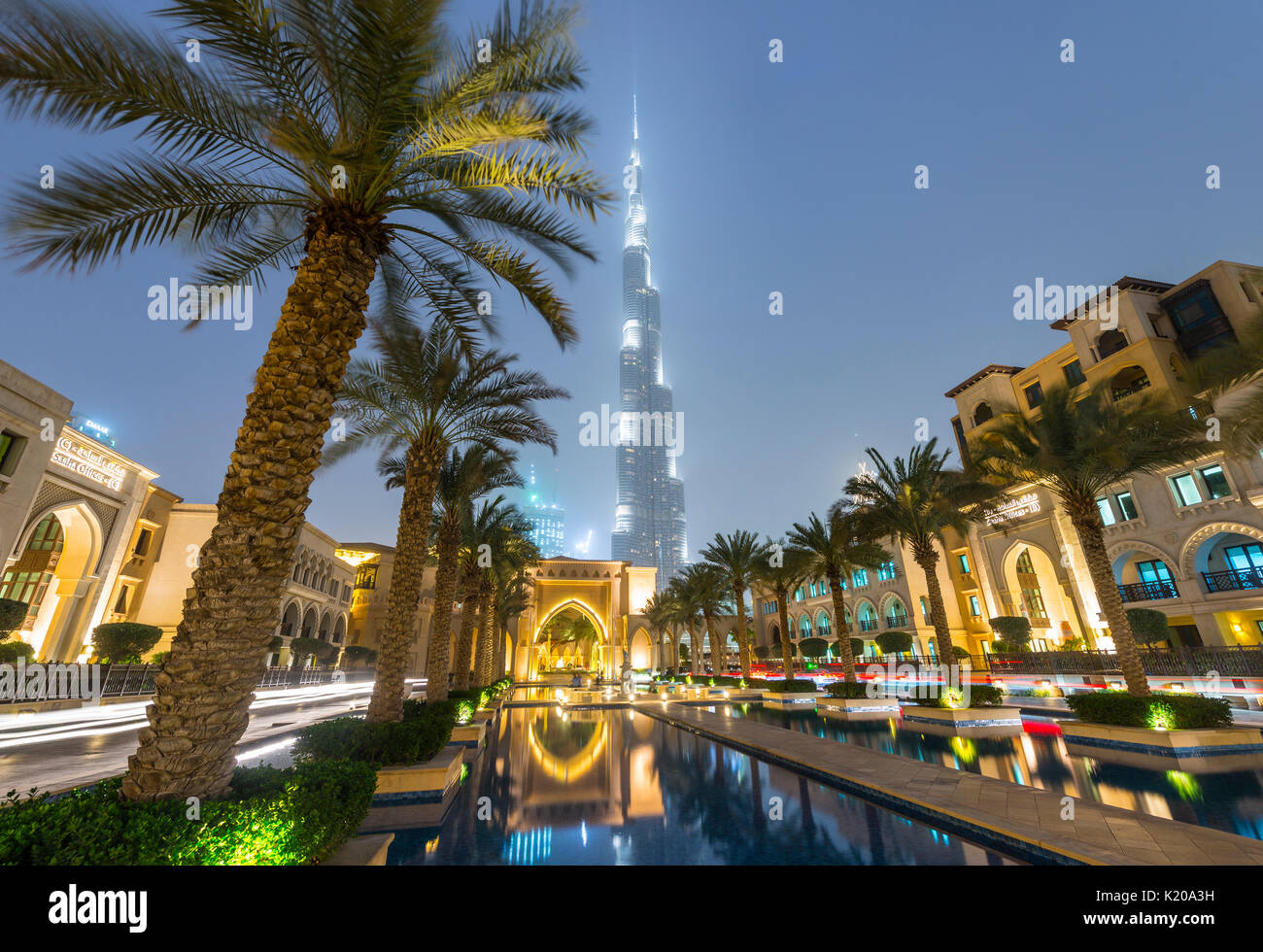Palm trees and fountains, Burj Khalifa, blue hour, Dubai, Emirate Dubai ...