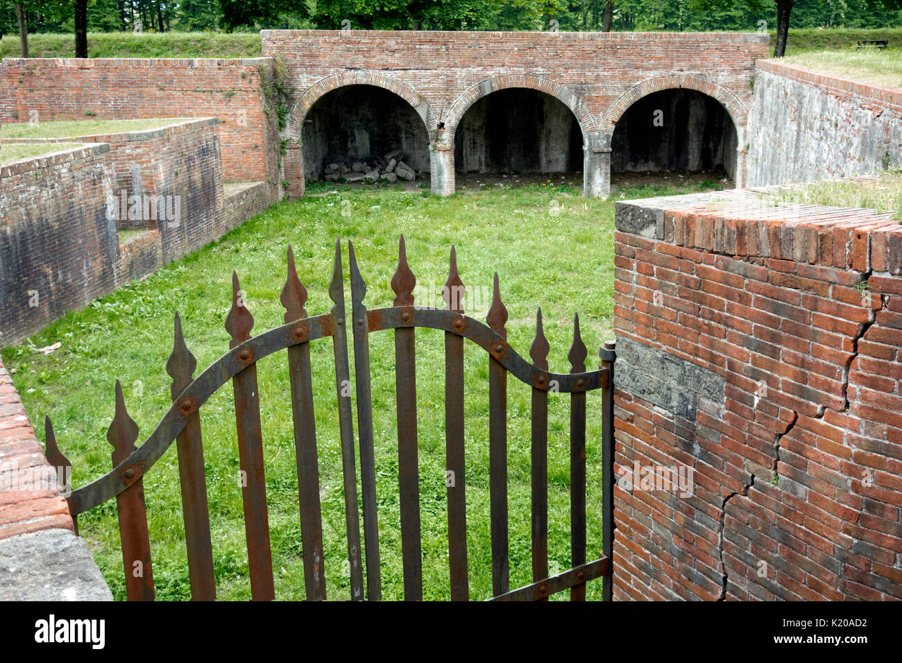 Italy iron gate hi-res stock photography and images - Alamy