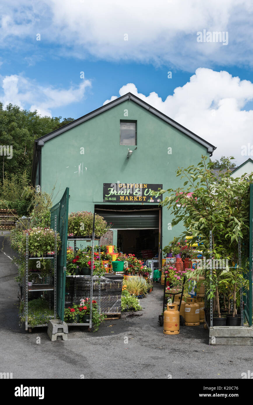 Small fruit vegetable shop display hi-res stock photography and images ...