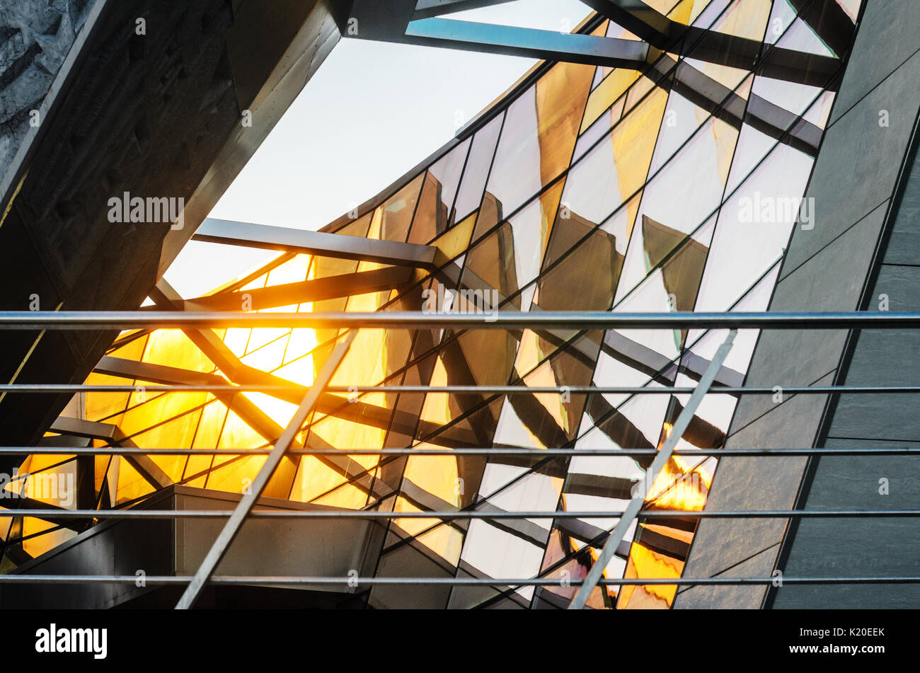 Reflections and optical effects of space distortion on the glass facade ...