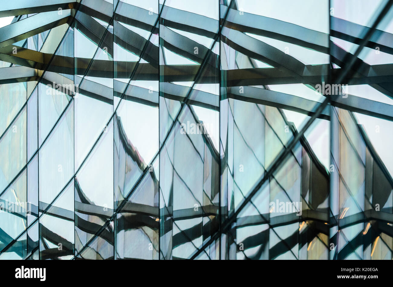 Reflections and optical effects of space distortion on the glass facade ...