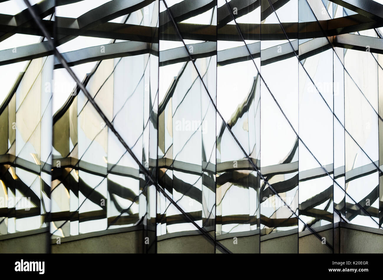 Reflections and optical effects of space distortion on the glass facade ...