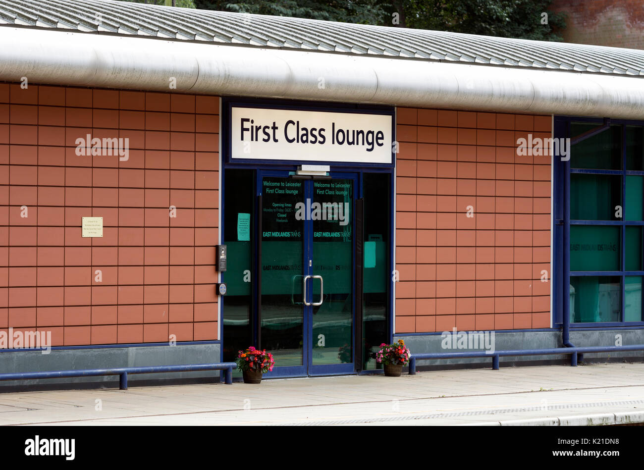 Waiting room exterior hi-res stock photography and images - Alamy