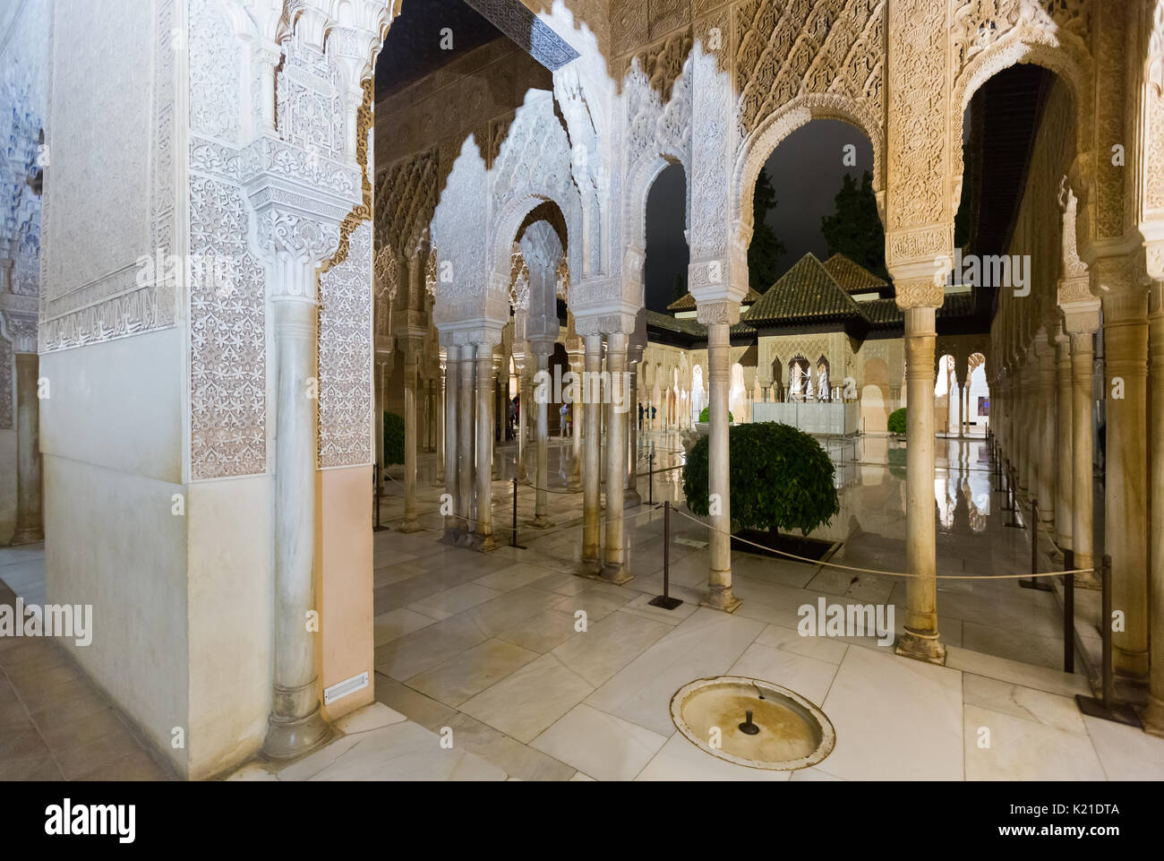 Court of the Lions, example of Islamic Moorish architecture at Alhambra ...