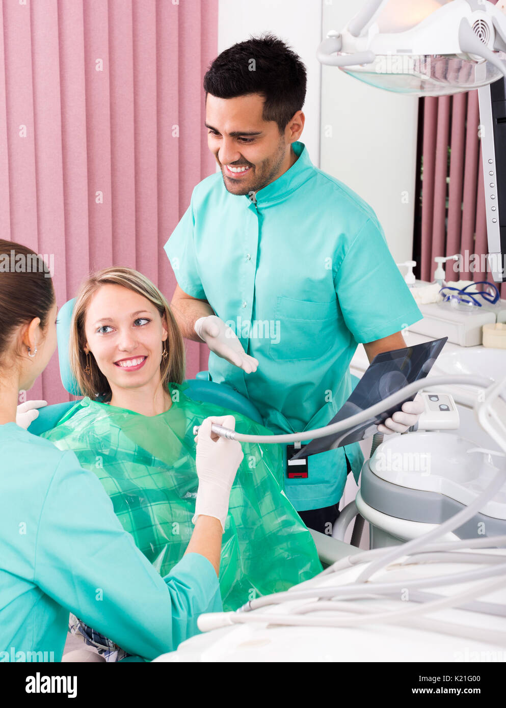 Female dentist and smiling patient looking x-ray scan Stock Photo - Alamy