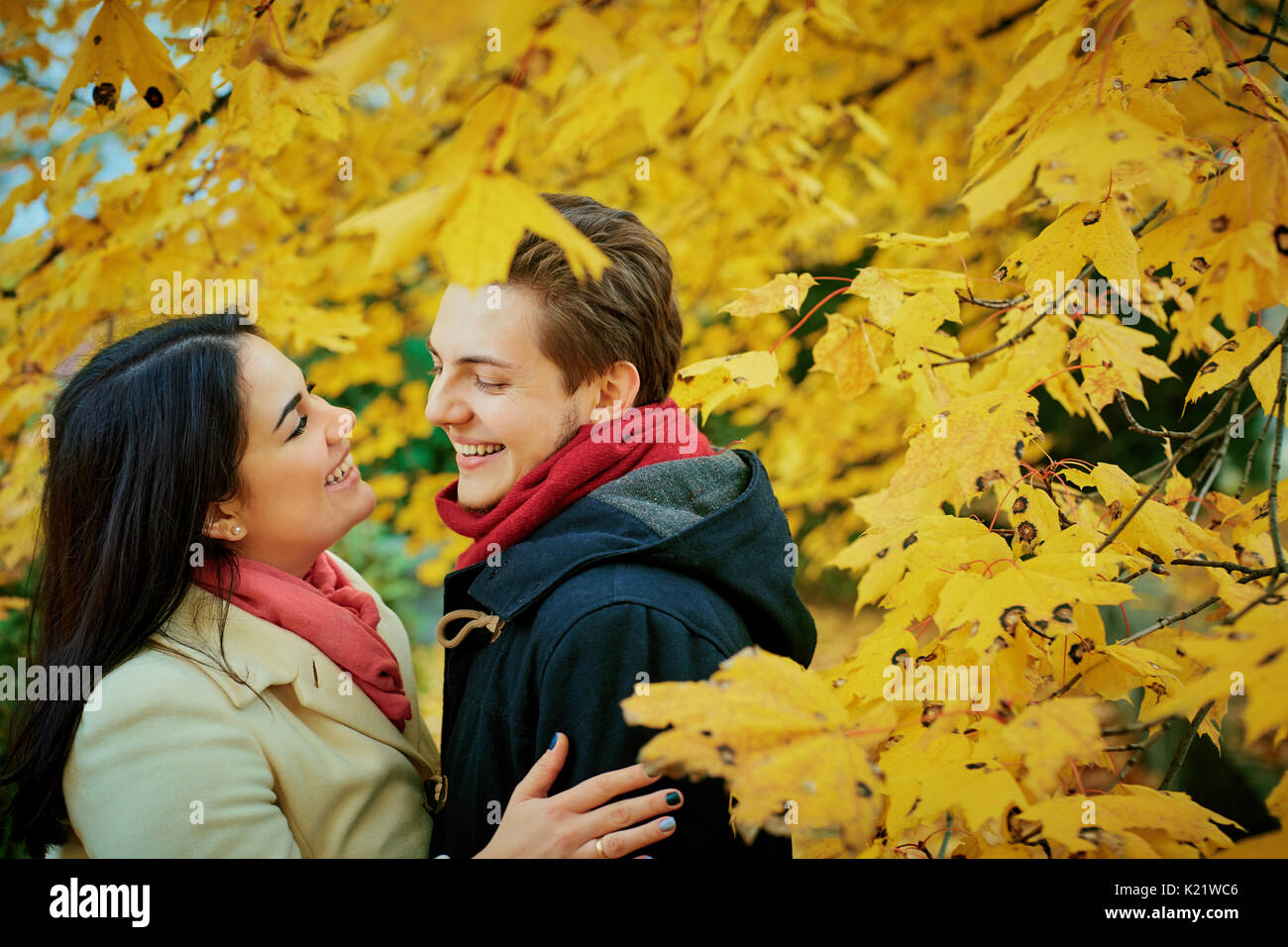 Couple hugs in nature hi-res stock photography and images - Alamy