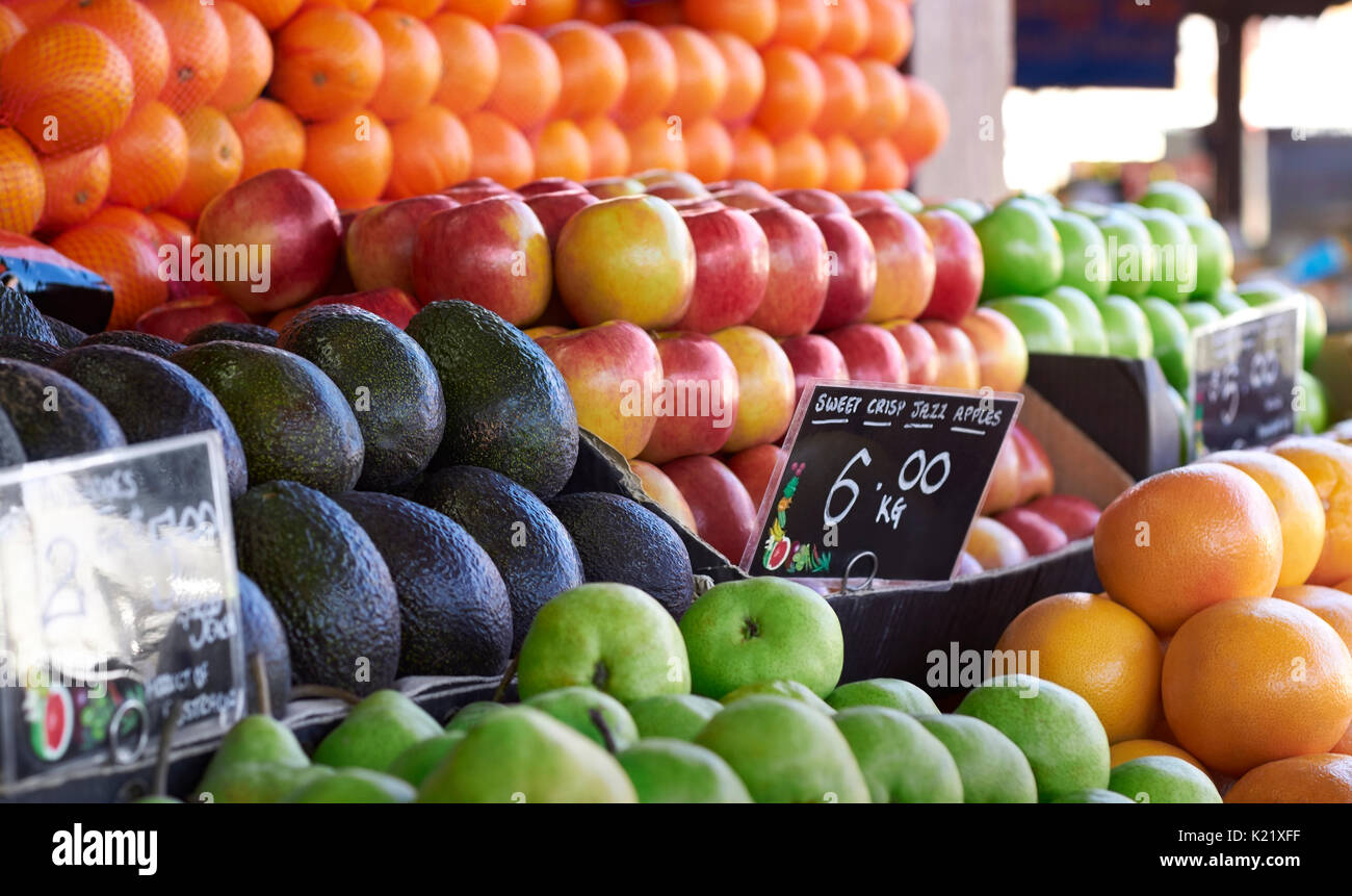 Green grocery stall hi-res stock photography and images - Alamy