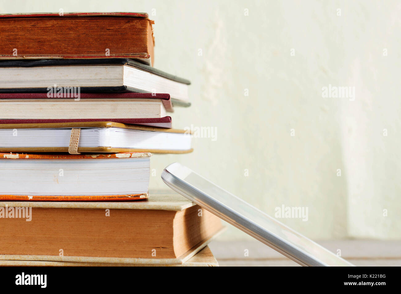Library boards hi-res stock photography and images - Alamy