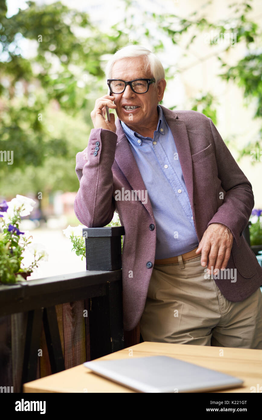 Old man phone cafe hi-res stock photography and images - Alamy